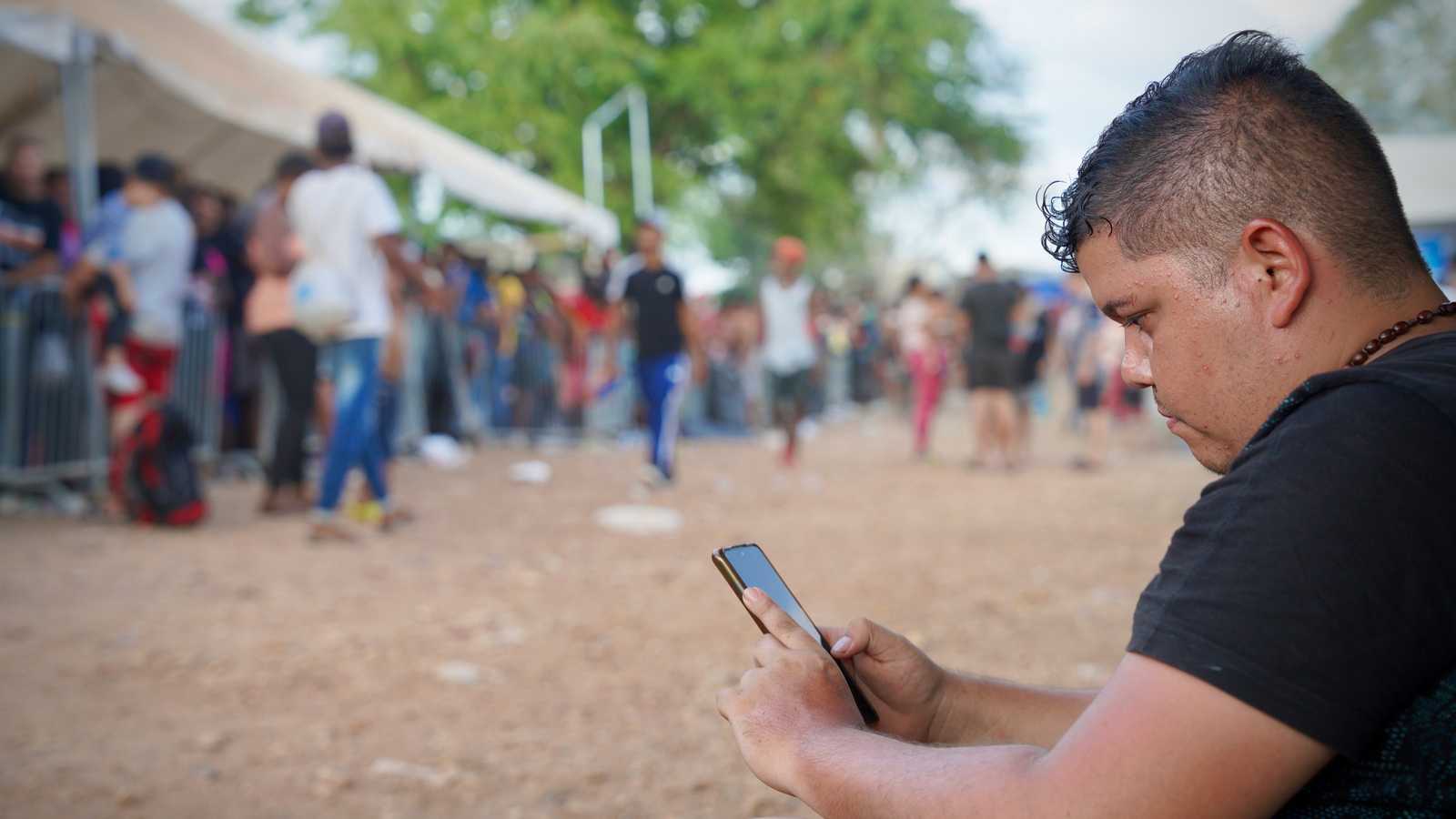 Digital lifelines | Mixed Migration Centre